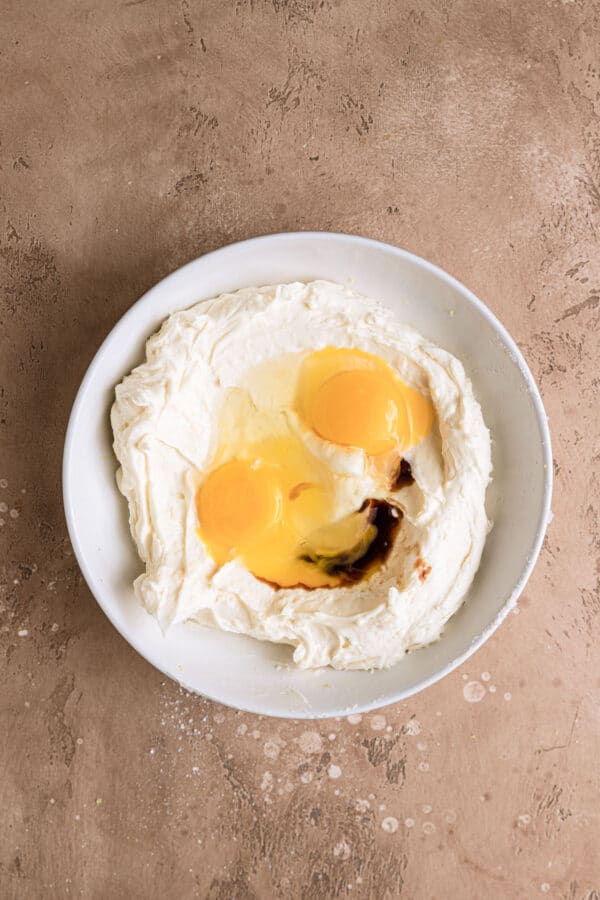 Sponge Cheesecake Cake light and tender cheecake cake.